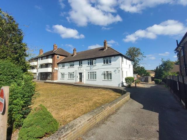 The Ridgeway, Stanmore, HA7 2 bed apartment to rent £1,750 pcm £404 pw
