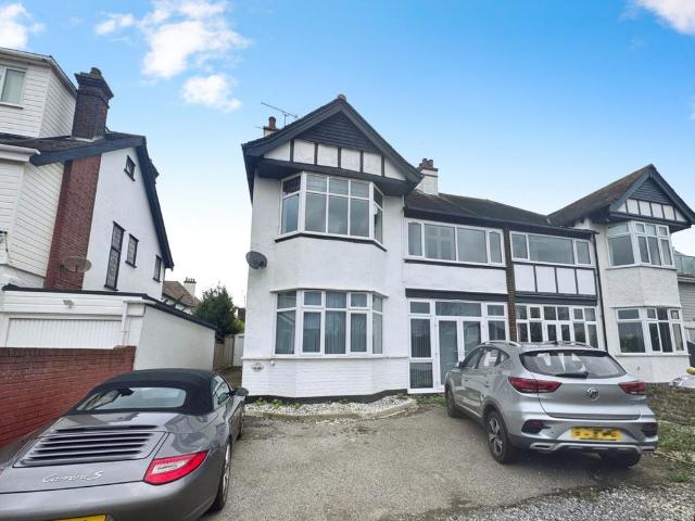The Ridgeway, Westcliff On Sea 2 bed flat to rent £1,850 pcm £427 pw