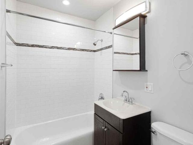 The Ridge Court 1 Bedroom Apartment for Rent at 6826 N Ridge Blvd, Chicago, IL 60645 West Ridge