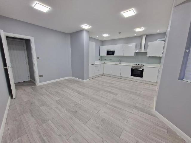 The Riding, London NW11 2 bed flat to rent £2,050 pcm £473 pw