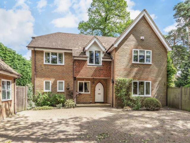 The Riding, Woking GU21 5 bed detached house to rent £4,995 pcm £1,153 pw