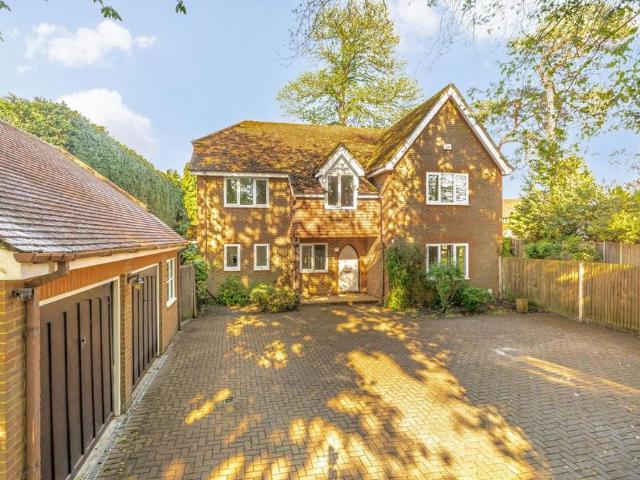 The Riding, Woking GU21 5 bed house to rent £4,995 pcm £1,153 pw