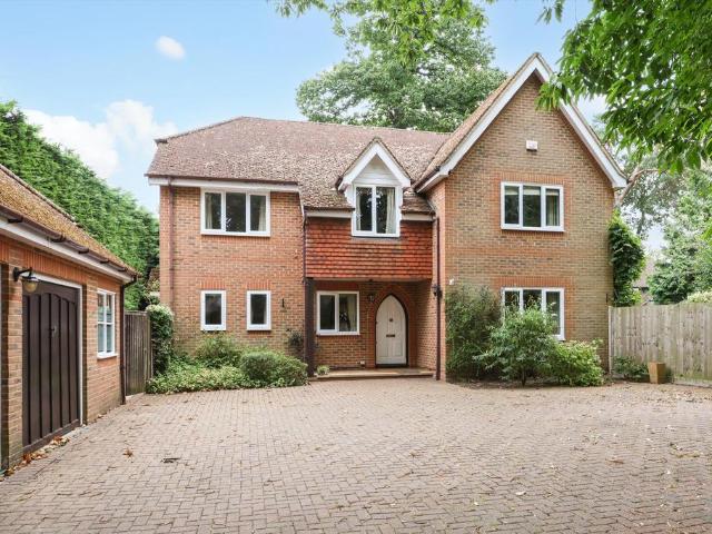 The Riding, Woking, Surrey, GU21 5 bed detached house to rent £4,995 pcm £1,153 pw