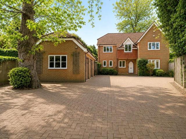 The Riding, Woodham, Woking, Surrey. 5 bed detached house to rent £4,995 pcm £1,153 pw