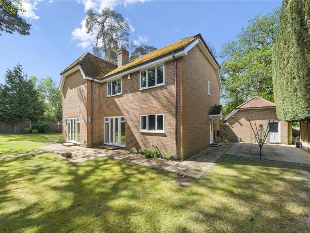 The Riding, Woodham, Woking, Surrey. 5 bed detached house to rent £4,995 pcm £1,153 pw
