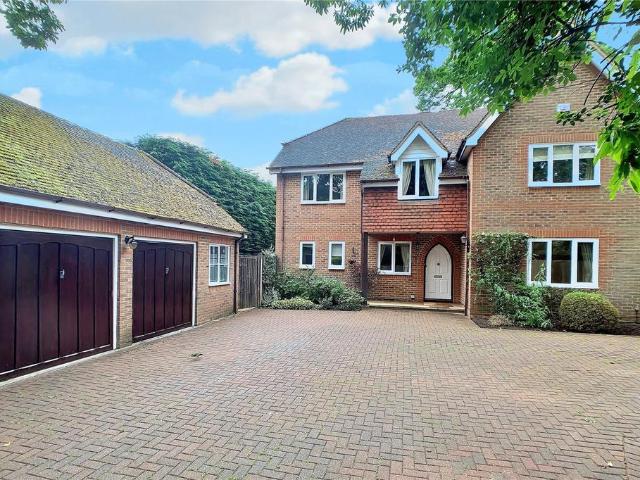 The Riding, Woodham, Woking, Surrey. 5 bed detached house to rent £5,500 pcm £1,269 pw