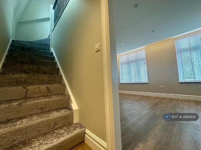 The Rise, London, N13 3 bed flat to rent £2,450 pcm £565 pw