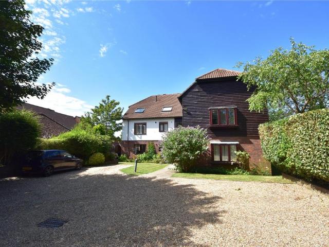 The Woodbarn, Farnham, Surrey, GU9 2 bed apartment to rent £1,550 pcm £358 pw