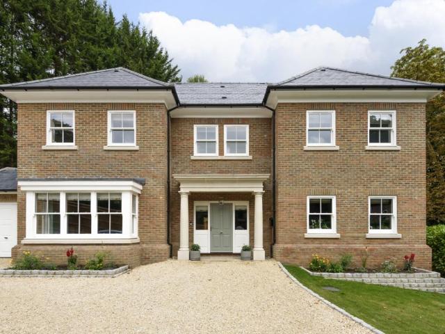 The Woodlands Penn HP10 4 bed detached house to rent £6,250 pcm £1,442 pw
