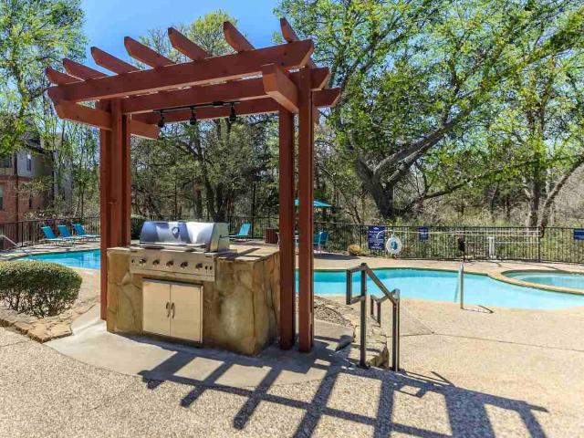 The Woods Of Five Mile Creek 2 Bedroom Apartment for Rent at 6010 S Westmoreland Rd, Dallas, TX 75237 Redbird