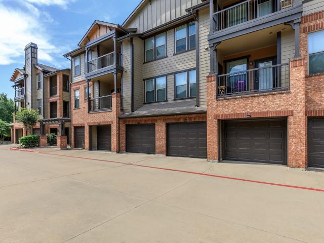 The Woods Of Five Mile Creek 3 Bedroom Apartment for Rent at 6010 S Westmoreland Rd, Dallas, TX 75237 Redbird