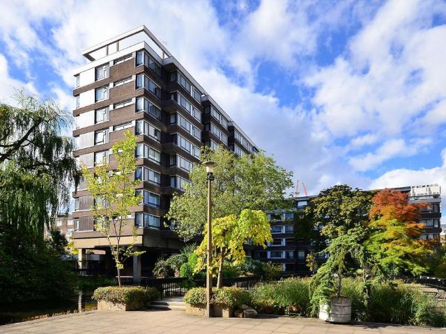 The Water Gardens, Hyde Park Estate. 2 bed flat to rent £3,150 pcm £727 pw