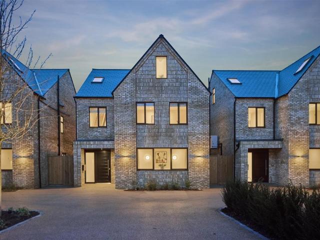 The White House, London Road. 4 bed detached house to rent £5,100 pcm £1,177 pw