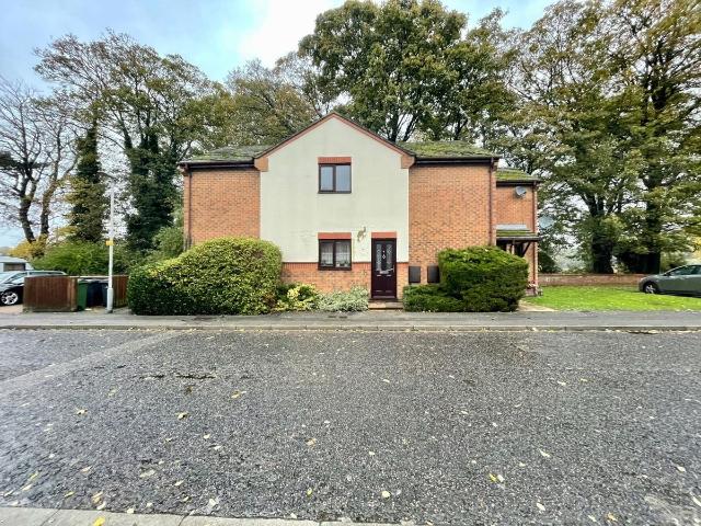 The Wickets, Luton, Bedfordshire LU2, 3 bed flat to rent, £1,500 pcm | PrimeLocation