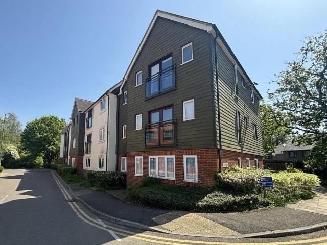 The Wickens, Southwater RH13 2 bed flat to rent £1,375 pcm £317 pw