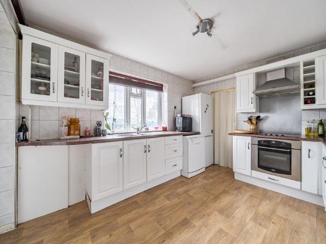 The Willows, Brighton BN2 4 bed flat to rent £2,400 pcm £554 pw