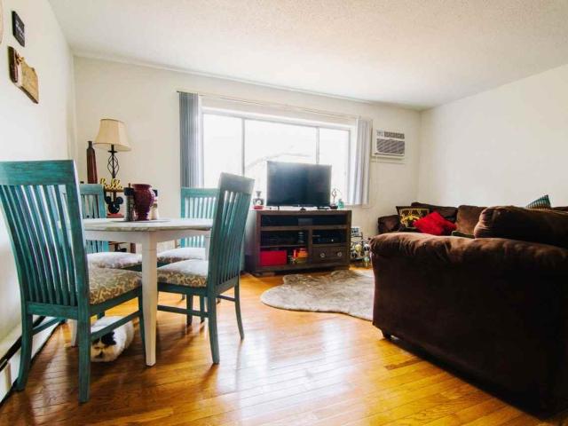 The Willows Sprague and Michigan LLC 2 Bedroom Apartment for Rent at 3301 W Michigan Ave, Kalamazoo, MI 49006 Knollwood