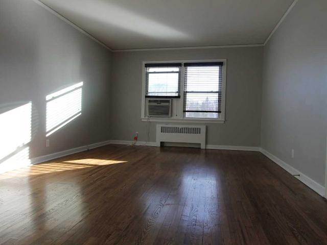 The Tiverton 2 Bedroom Apartment for Rent at 3304 Jackson St, Omaha, NE 68105