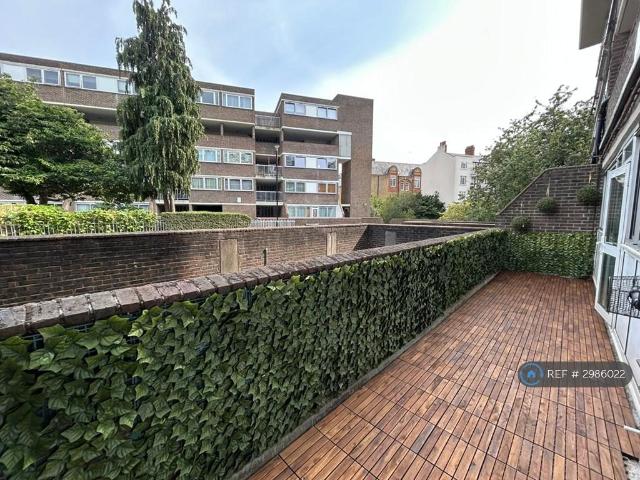 The Triangle, London, EC1V 2 bed flat to rent £2,850 pcm £658 pw