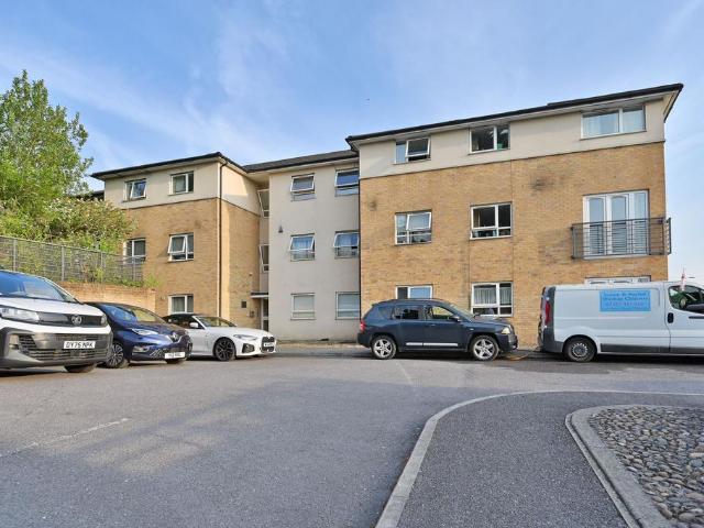 The Uplands, Bricket Wood, AL2 2 bed apartment to rent £1,600 pcm £369 pw