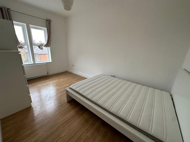The Vale, Acton W3, 1 bed flat to rent, £1,525 pcm | PrimeLocation