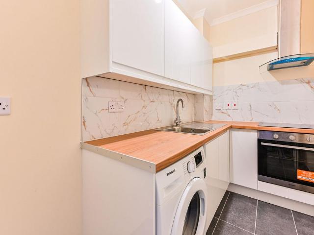 The Vale, Acton, London, W3 2 bed flat to rent £2,100 pcm £485 pw