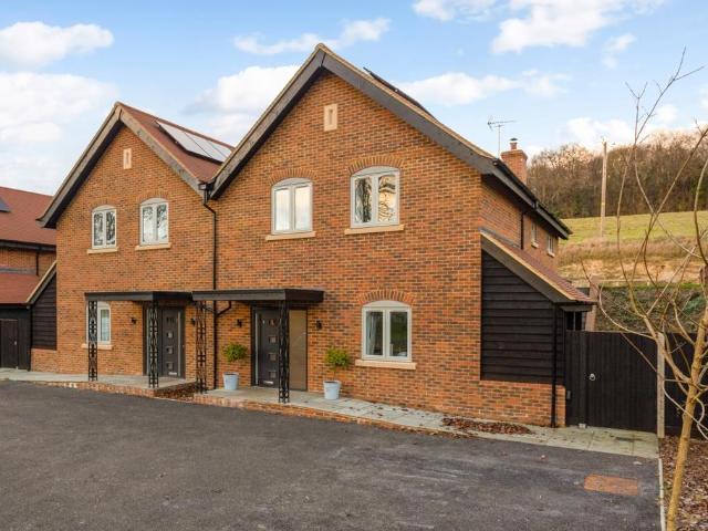 The Vale Chesham HP5 3 bed semi detached house to rent £2,975 pcm £687 pw