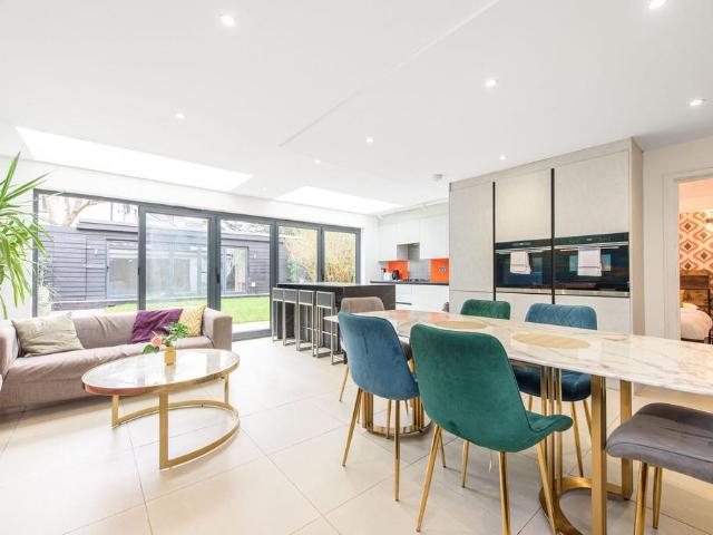 The Vale, Cricklewood, London, NW11 3 bed maisonette to rent £4,000 pcm £923 pw