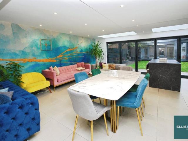 The Vale, Golders Green, NW11 3 bed apartment to rent £4,000 pcm £923 pw