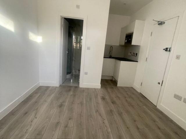 The Vale, Goldersgreen NW11, Studio to rent, £1,450 pcm | PrimeLocation