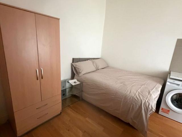 The Vale Lane, Acton W3, Studio to rent, £1,050 pcm | PrimeLocation