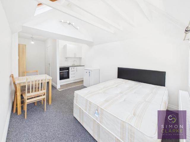 The Vale, London, NW11 Studio to rent £1,050 pcm £242 pw