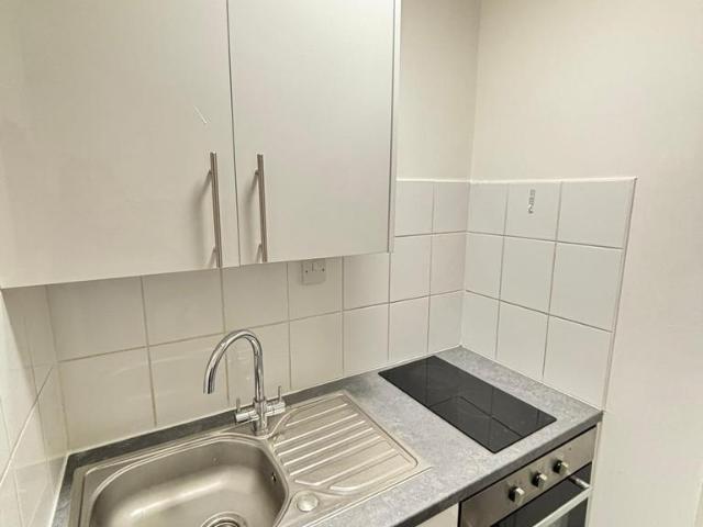 The Vale, London NW11 Studio to rent £1,099 pcm £254 pw