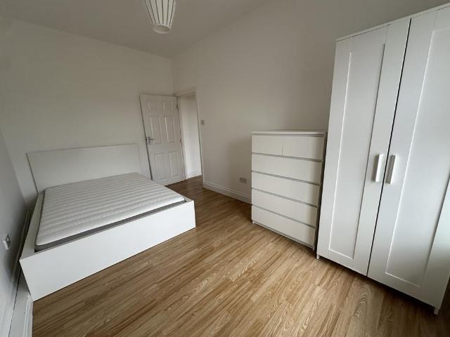 The Vale, London W3 1 bed flat to rent £1,525 pcm £352 pw