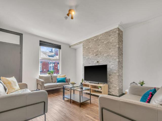 THE VILLAGE STREET, Leeds 7 bed house to rent £3,792 pcm £875 pw