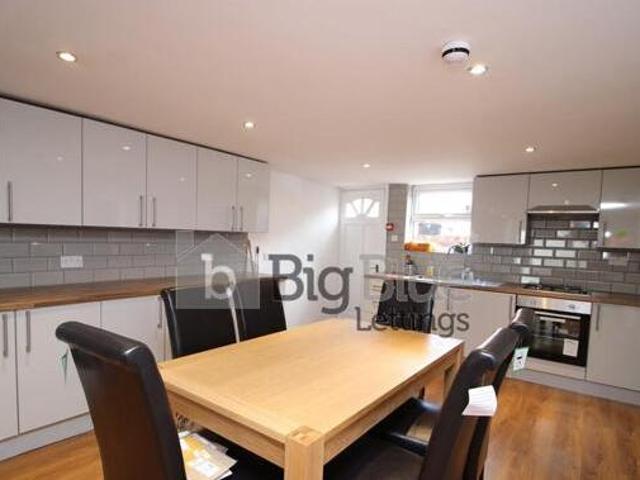 The Village Street, Leeds, 6 Bedroom House