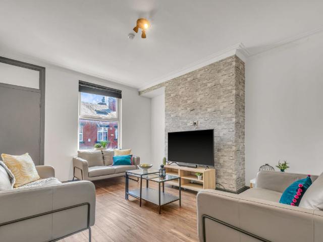 The Village Street, Leeds LS4, 7 bed shared accommodation to rent, £433 pppm | PrimeLocation