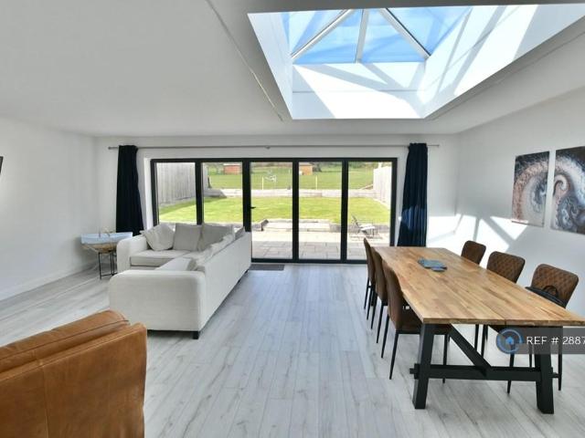 The Vineries, Wimborne, BH21 4 bed bungalow to rent £3,450 pcm £796 pw