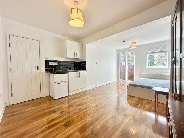 The Vista, London SE9, Room to rent, £1,100 pcm | PrimeLocation