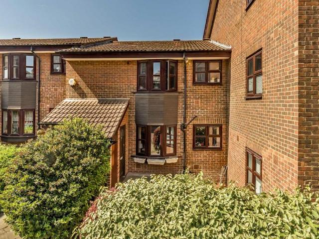 Theatre Street, London SW11 2 bed flat to rent £2,650 pcm £612 pw