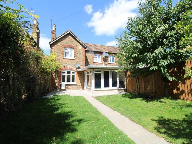 Theobalds Park Road, Enfield EN2, 3 bed property to rent, £2,600 pcm | PrimeLocation
