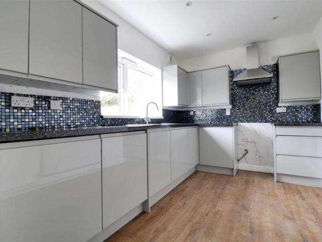 Third Avenue, Kidsgrove 3 bed semi detached house for sale £.