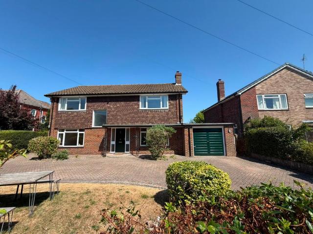 Third Avenue, Hampshire PO9 4 bed detached house to rent £2,750 pcm £635 pw