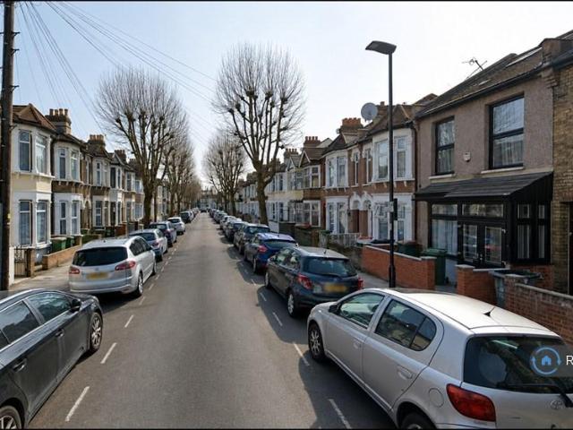 Third Avenue, London, E12 2 bed flat to rent £1,600 pcm £369 pw