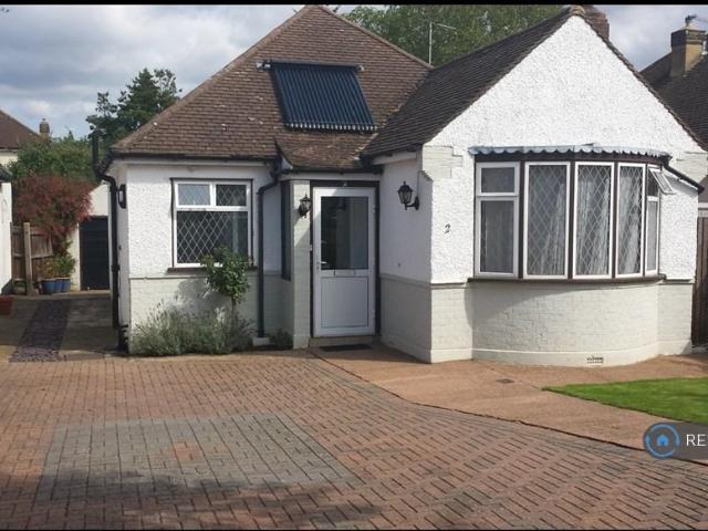 Third Close, West Molesey, KT8 3 bed bungalow to rent £1,999 pcm £461 pw
