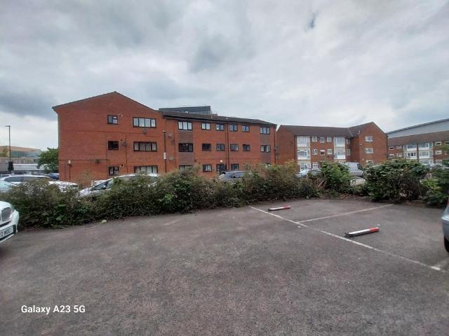 Thirkleby Close, Slough, SL1 2 bed flat to rent £1,625 pcm £375 pw