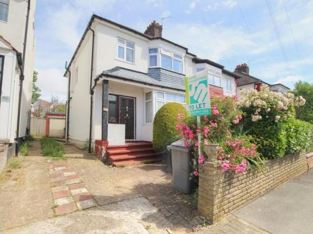 Thirlmere Gardens, Wembley 3 bed flat to rent £2,650 pcm £612 pw