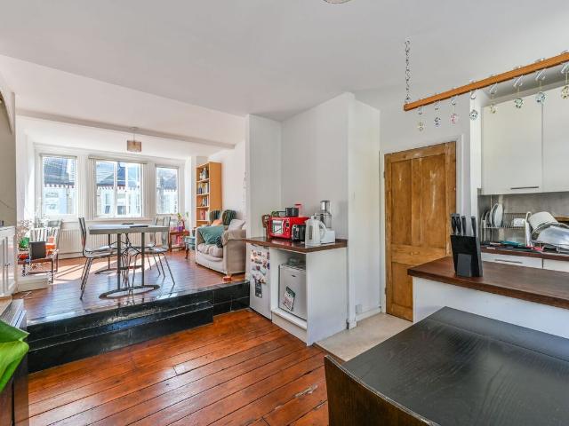 Thirsk Road SW11, Clapham Common North Side, London, 2 bed flat to rent, £2,500 pcm | PrimeLocation