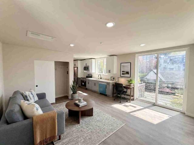 Thirteen East 1 Bedroom Apartment for Rent at 614 13th Ave E, Seattle, WA 98102 Broadway