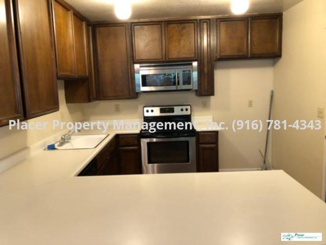 This must see! Nice 2 bdrm Duplex with 1 C
